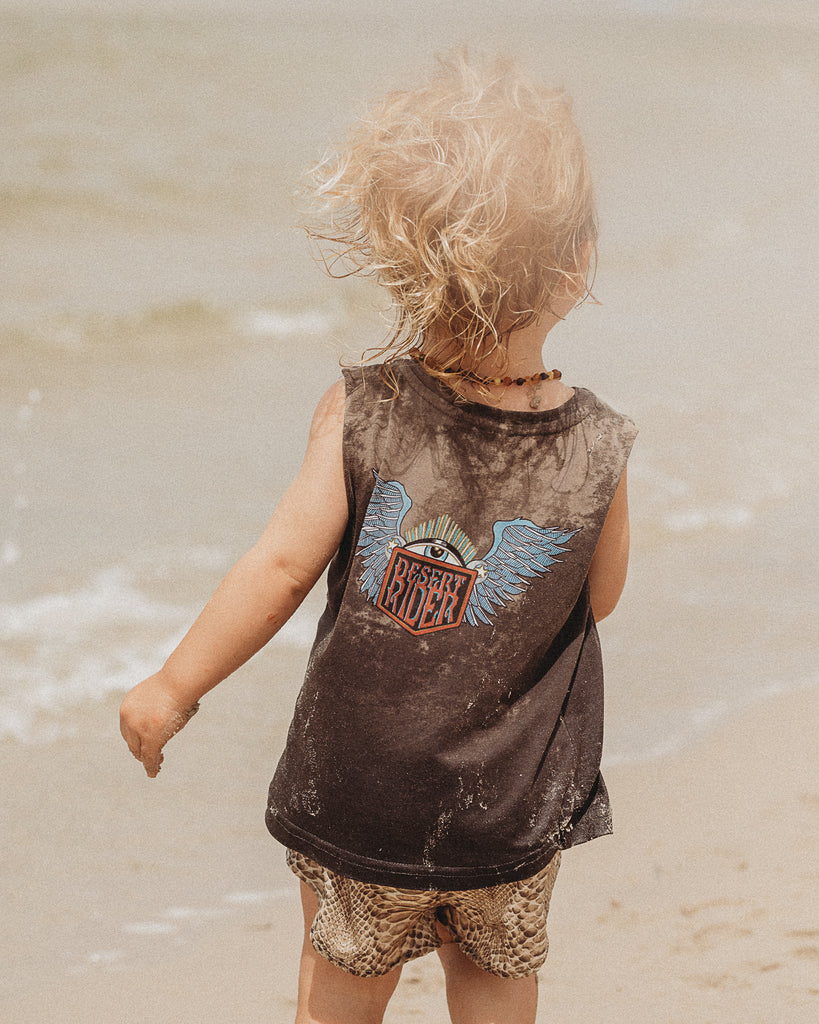 Desert Rider Singlet - Stonewashed Black – Chasing Rivers