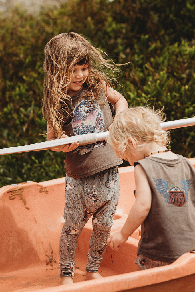 Harems - Grounded – Chasing Rivers